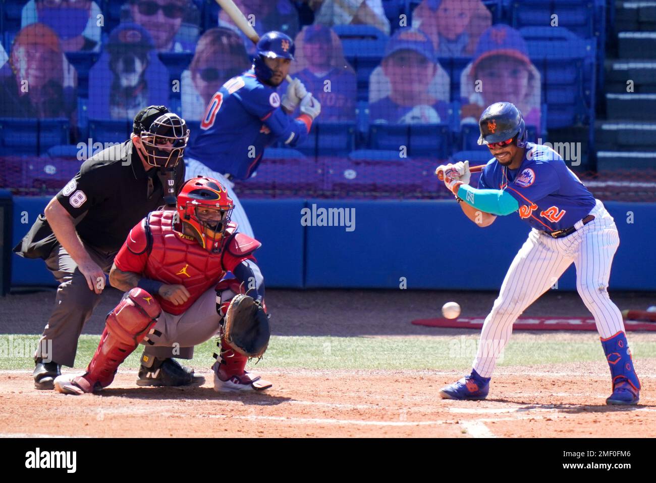 New York Mets' Francisco Lindor, right, draws a bases loaded walk ...