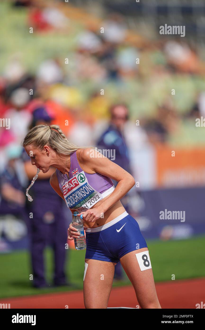 Keely Hodgkinson drinking and spitting at the 800m start at the ...