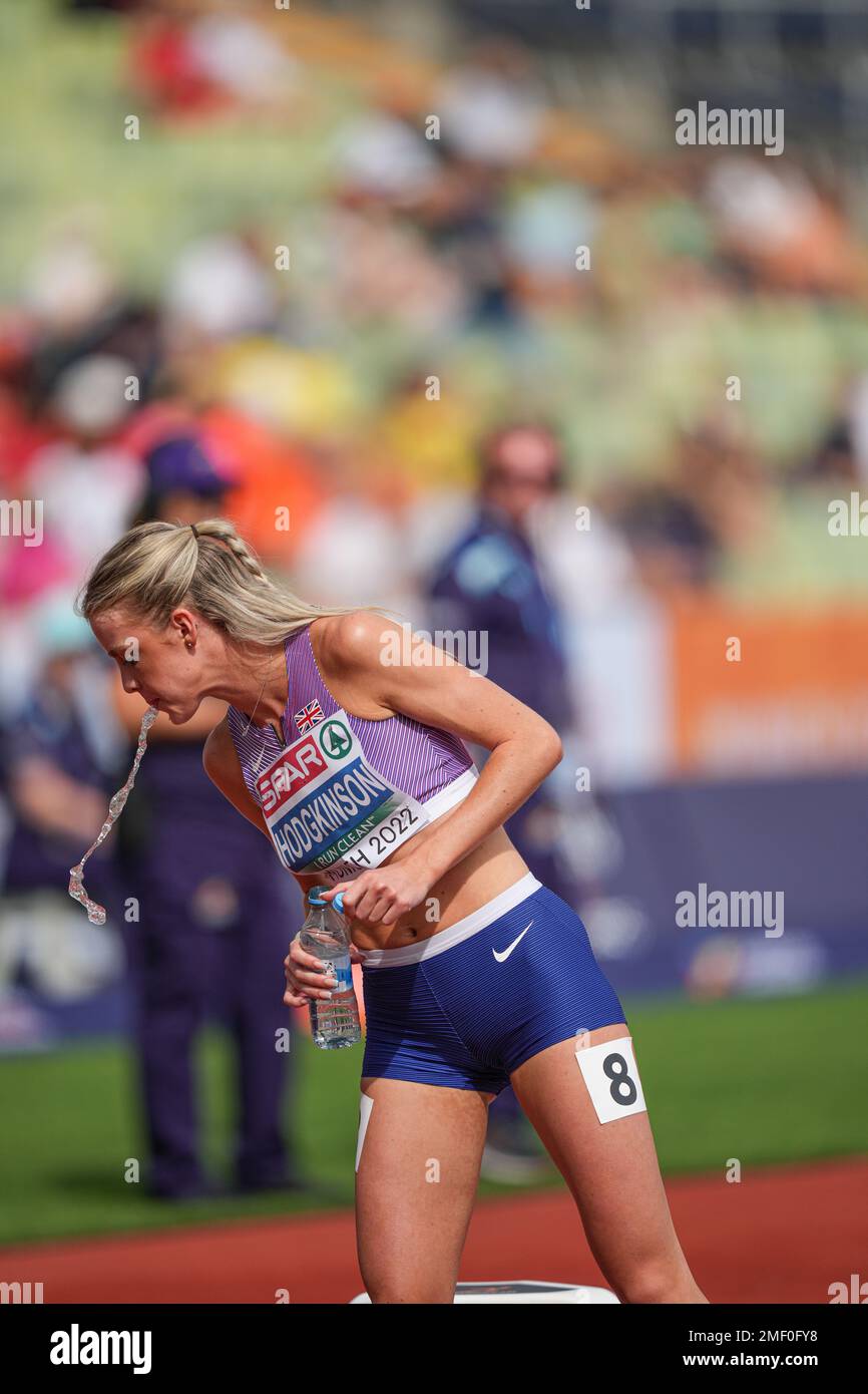 Keely Hodgkinson drinking and spitting at the 800m start at the ...