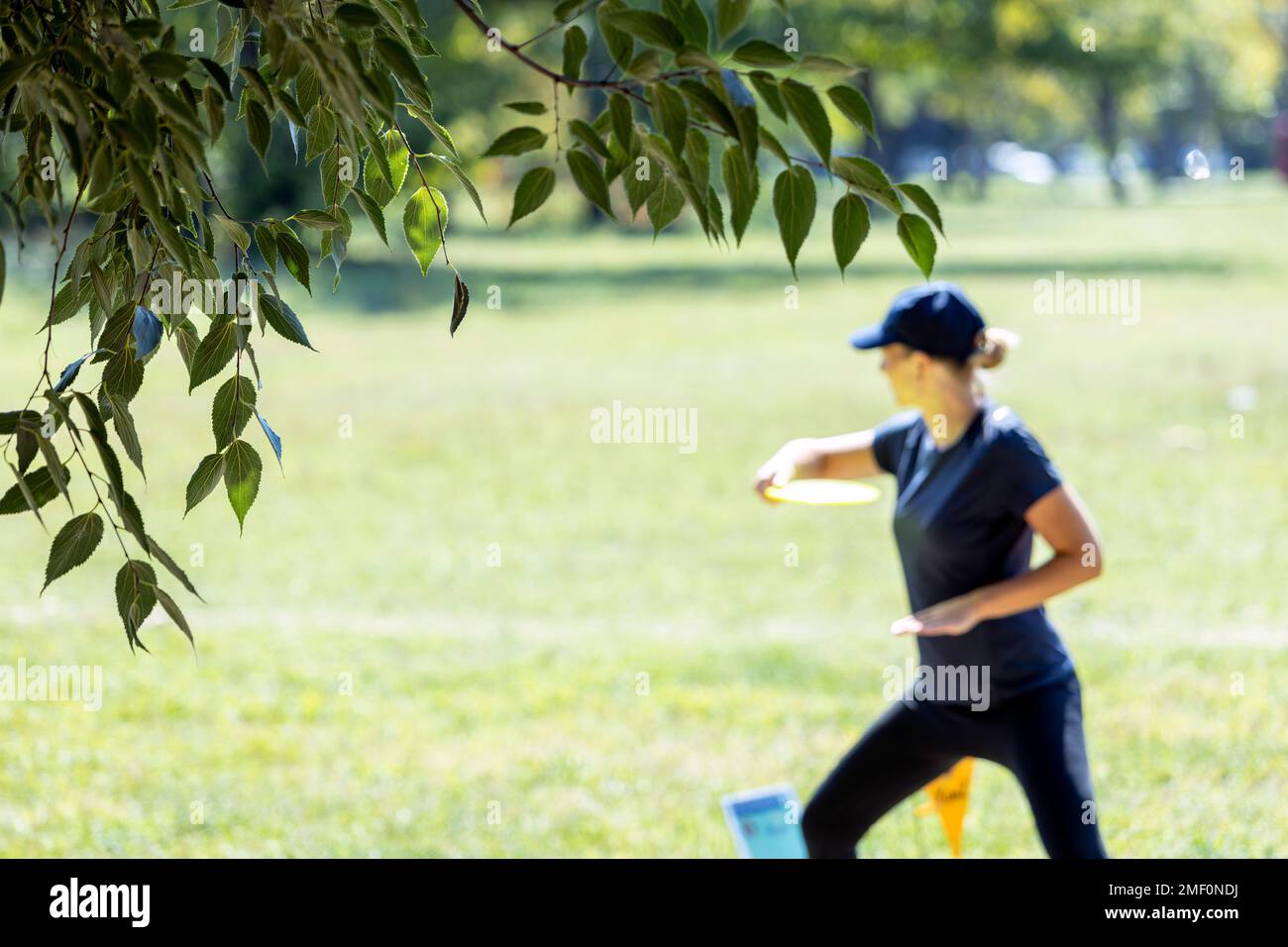 Woman playing disc golf hi-res stock photography and images - Alamy