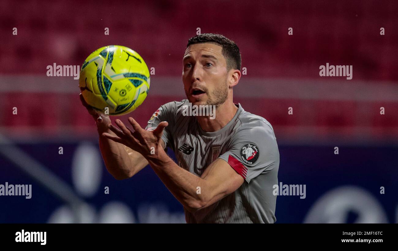Athletic Bilbao's Oscar de Marcos catches the ball during the Spanish ...