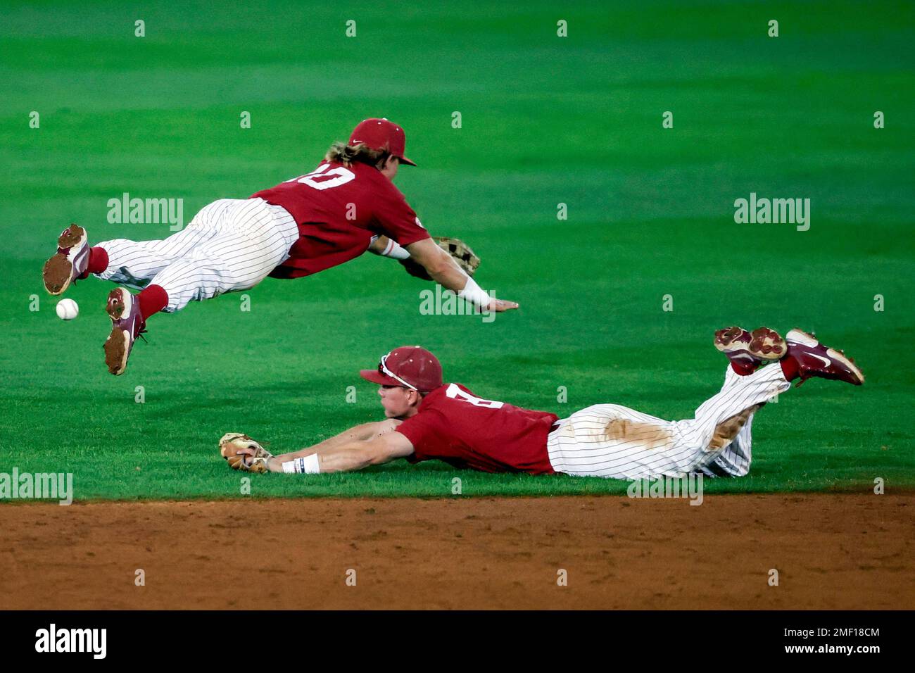 Alabama infielder Jim Jarvis (10) and Alabama Peyton Wilson (8) dive ...
