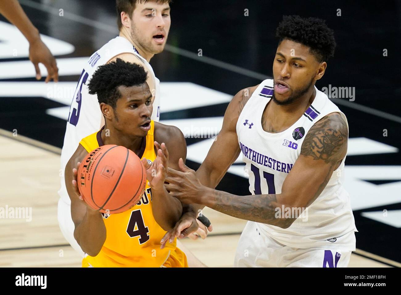 Minnesota's Jamal Mashburn Jr. (4) makes a pass against Northwestern's ...