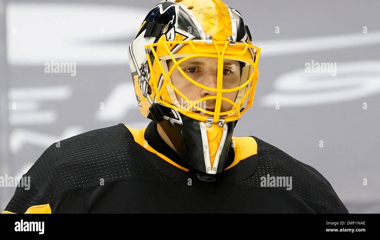 Pittsburgh Penguins goaltender Casey DeSmith (1) plays against the New ...