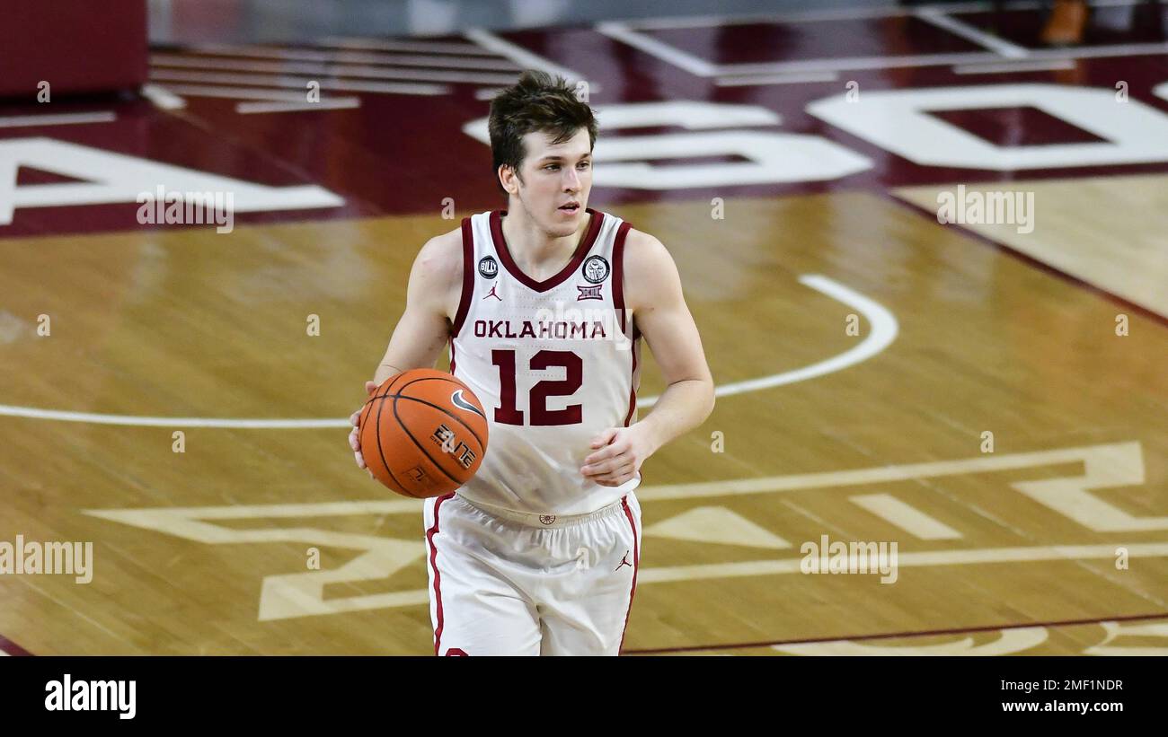 Oklahoma guard Auston Reaves pushes down the court during the second ...