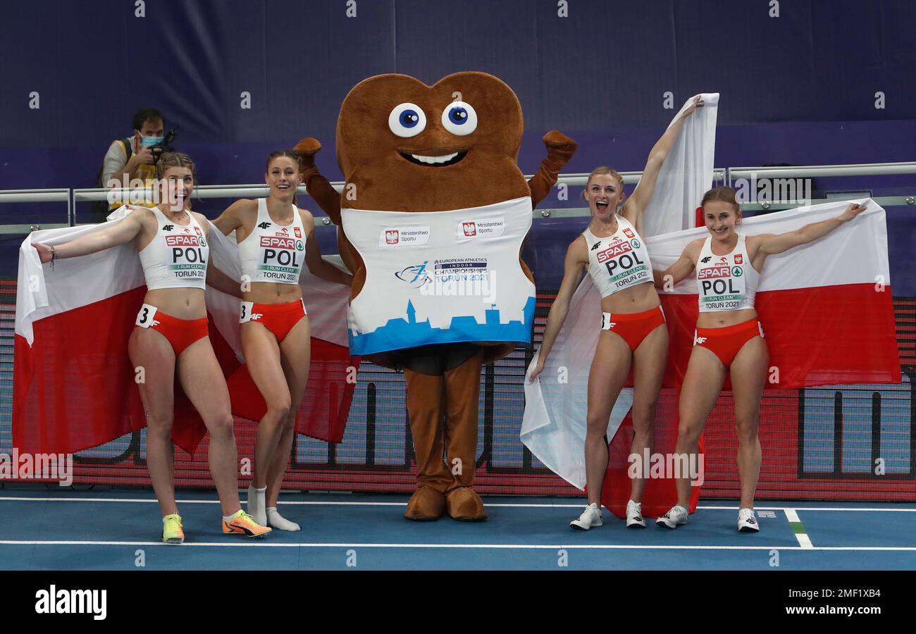 Team of Poland celebrates bronze medal after the women's 4x400 meters ...