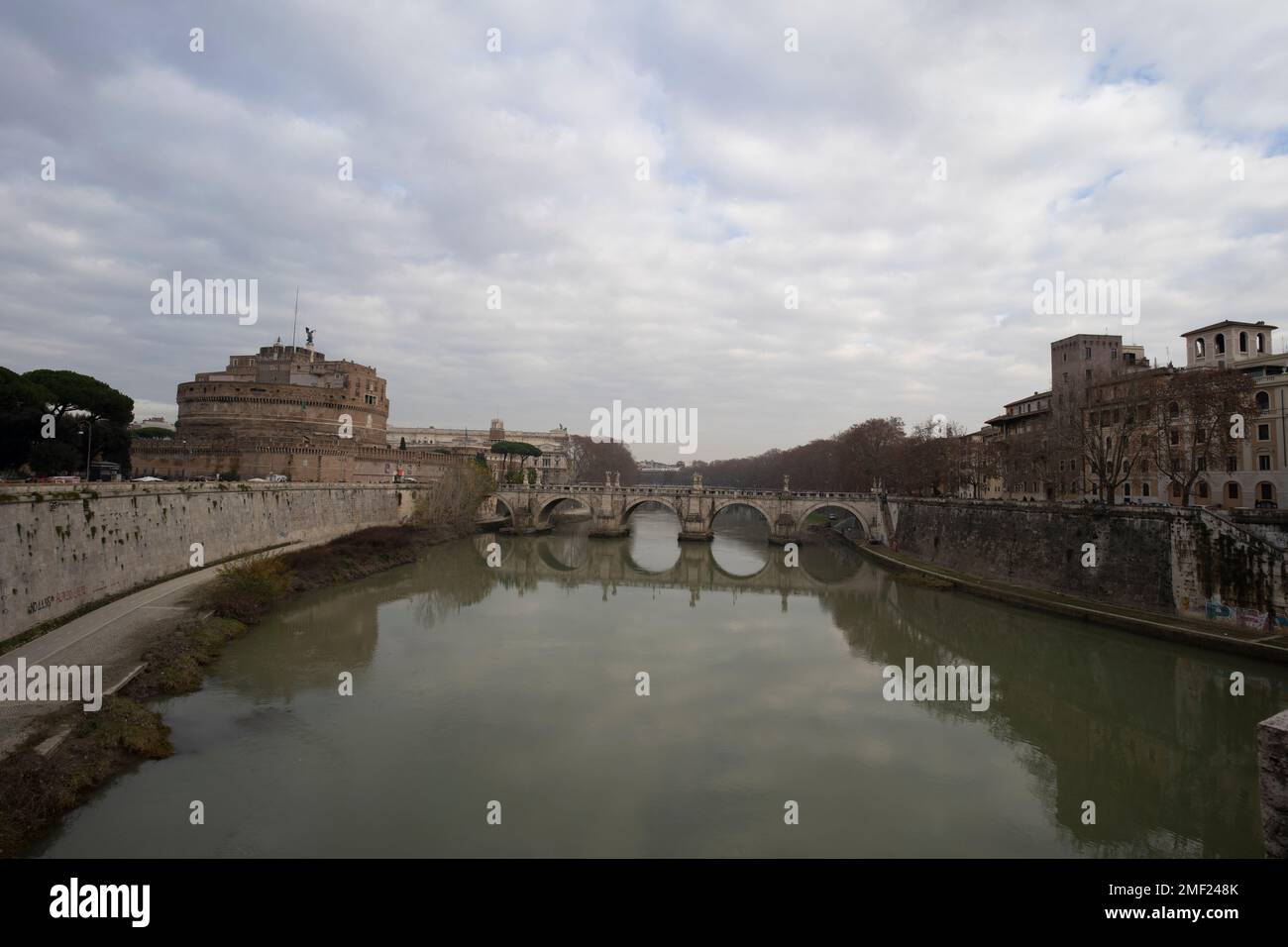 Tiber river bridges in Rome Stock Photo - Alamy