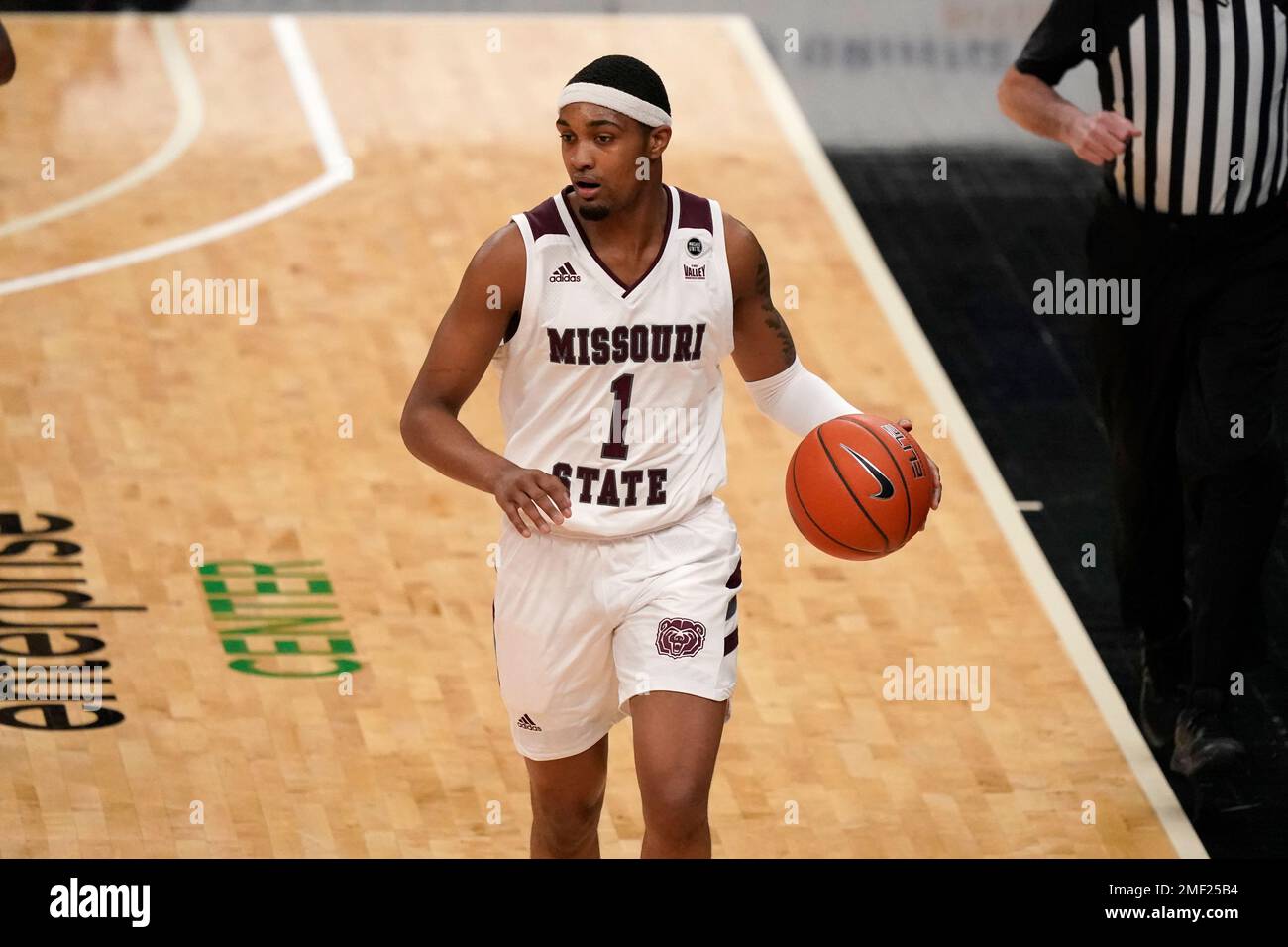 Missouri State's Isiaih Mosley (1) brings the ball down the court ...