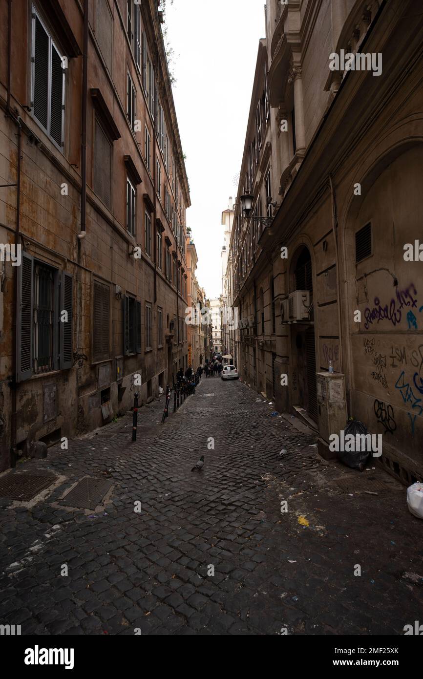 Rubbish rome street italy hi-res stock photography and images - Alamy