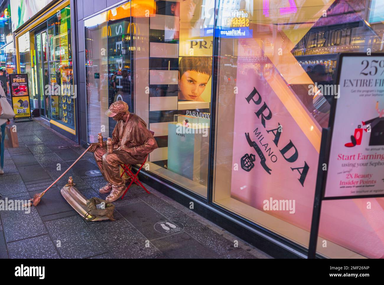 Close up view gold man living statue on Broadway, Manhattan, New York ...