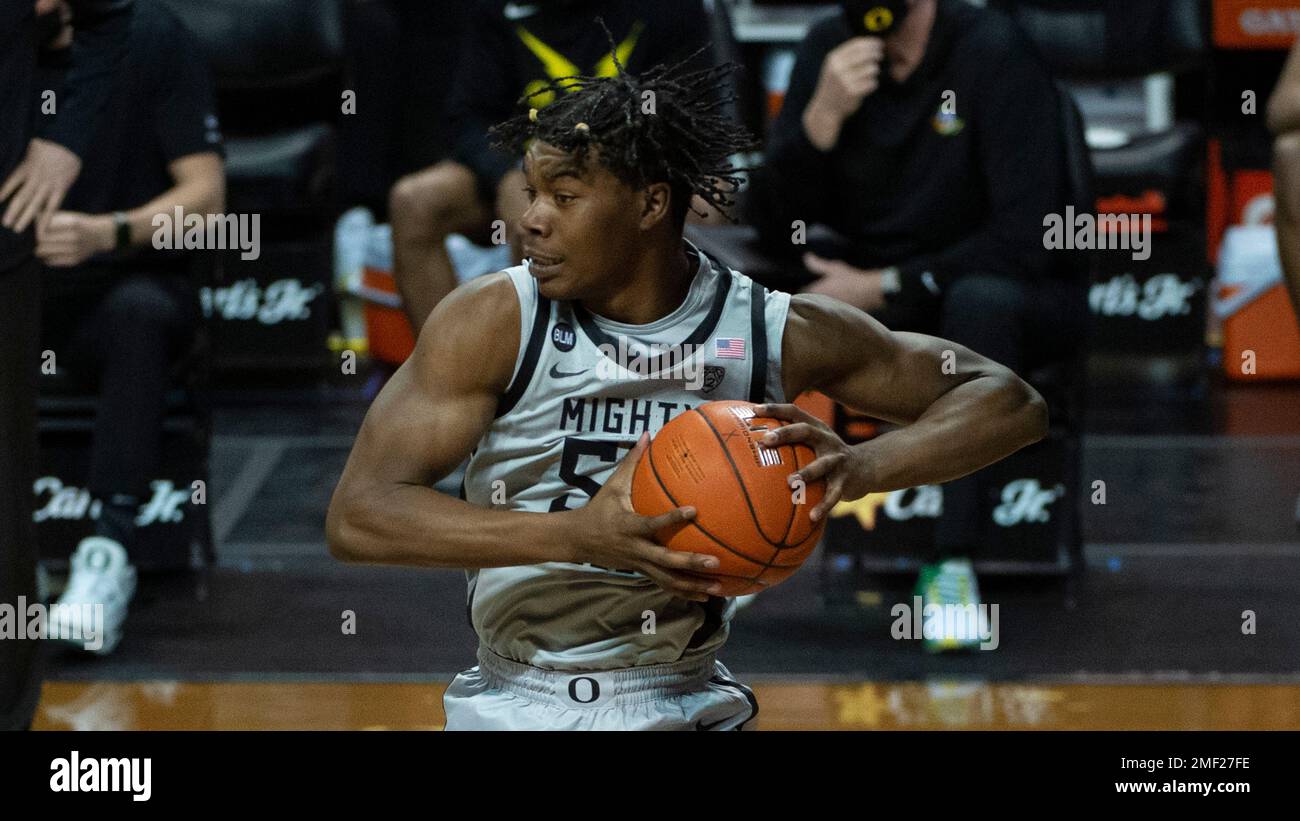 Oregon forward Eric Williams Jr. (50) hauls in a rebound during the ...