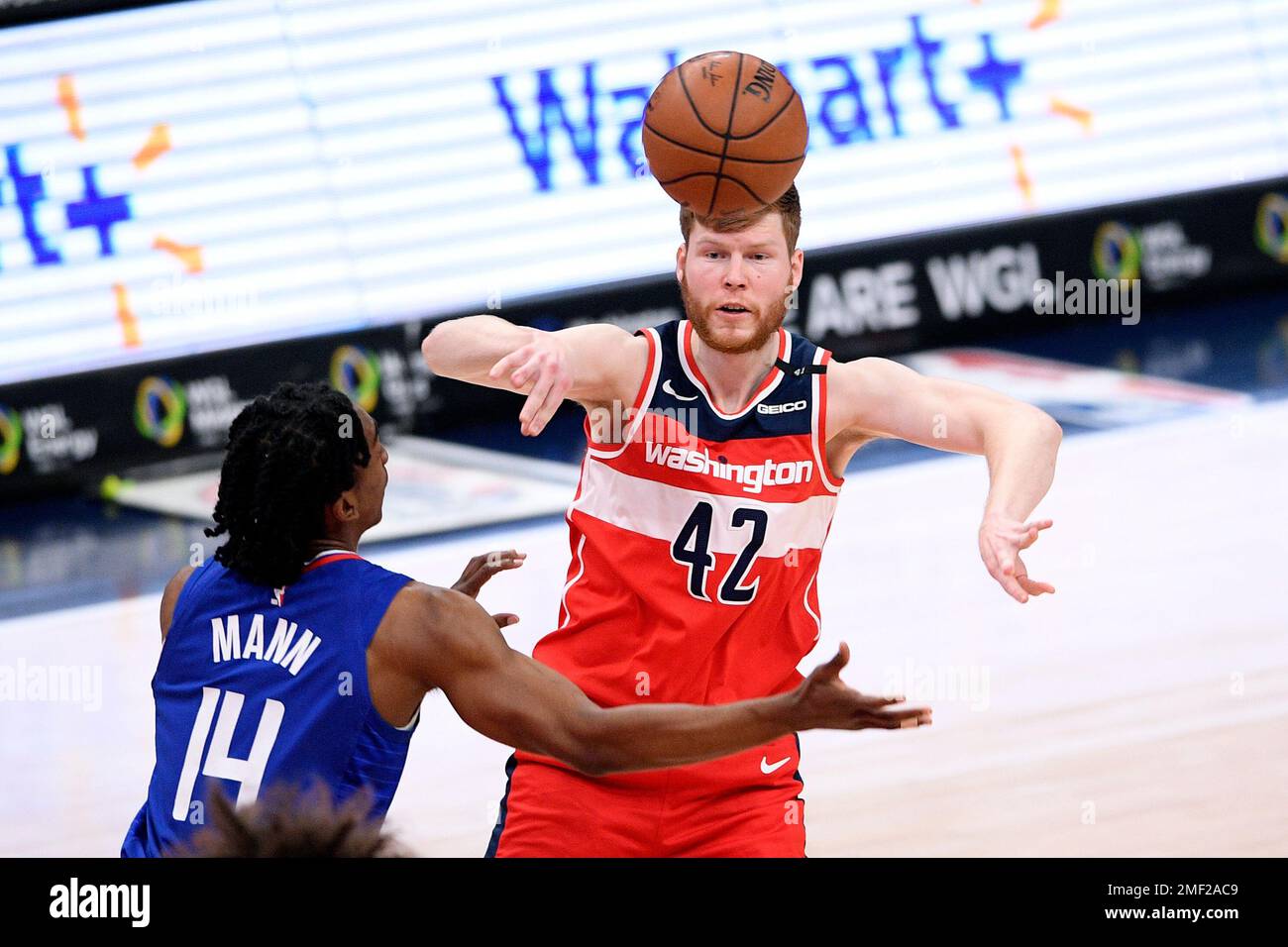 Washington Wizards forward Davis Bertans (42) passes against Los ...