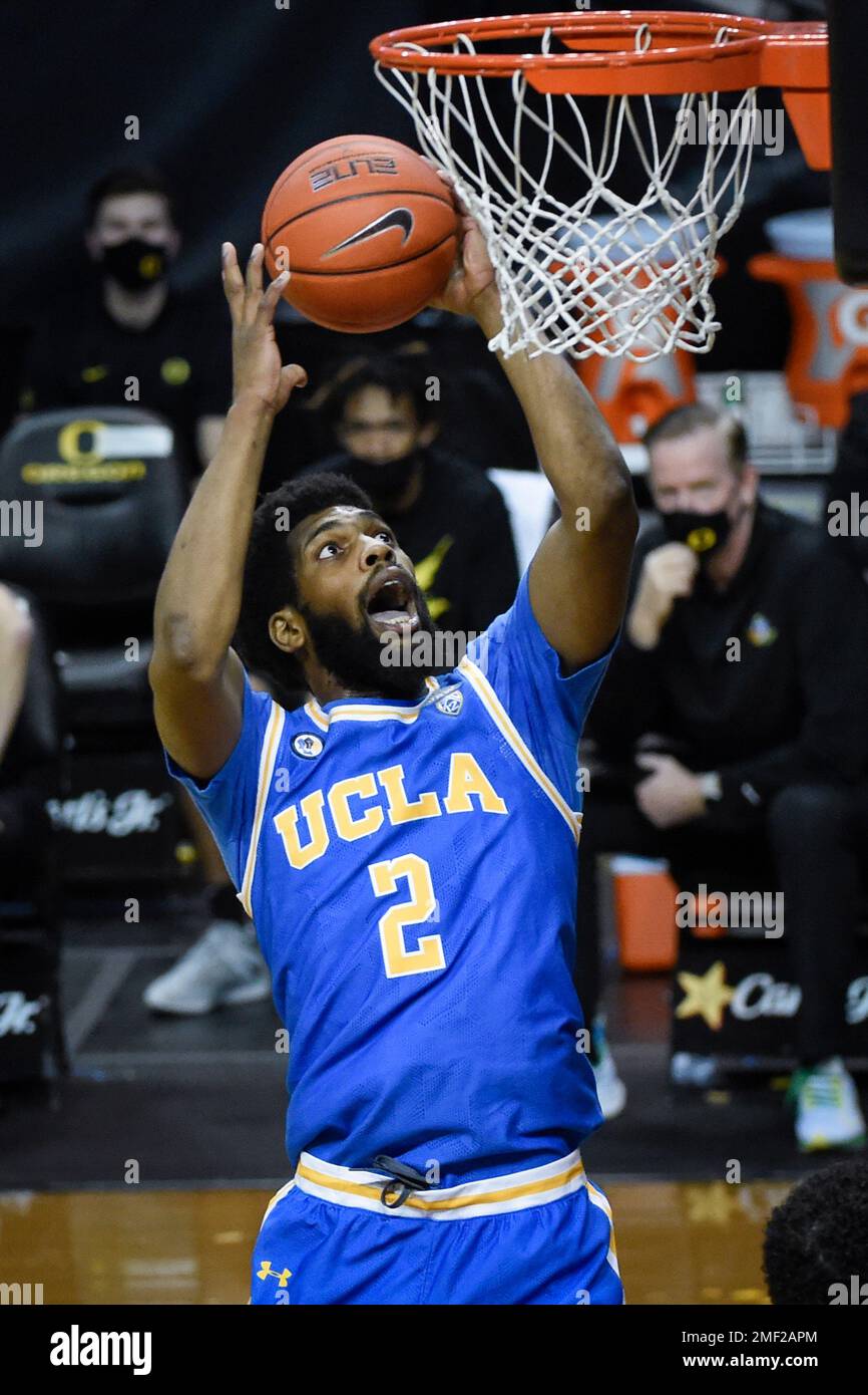 UCLA forward Cody Riley (2) drives to the basket during the first half ...