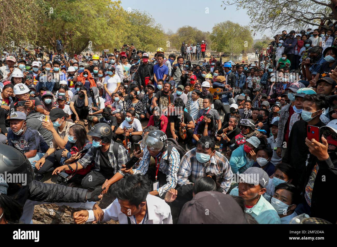 Hundreds of people gather for the burial of Kyal Sin in Mandalay ...