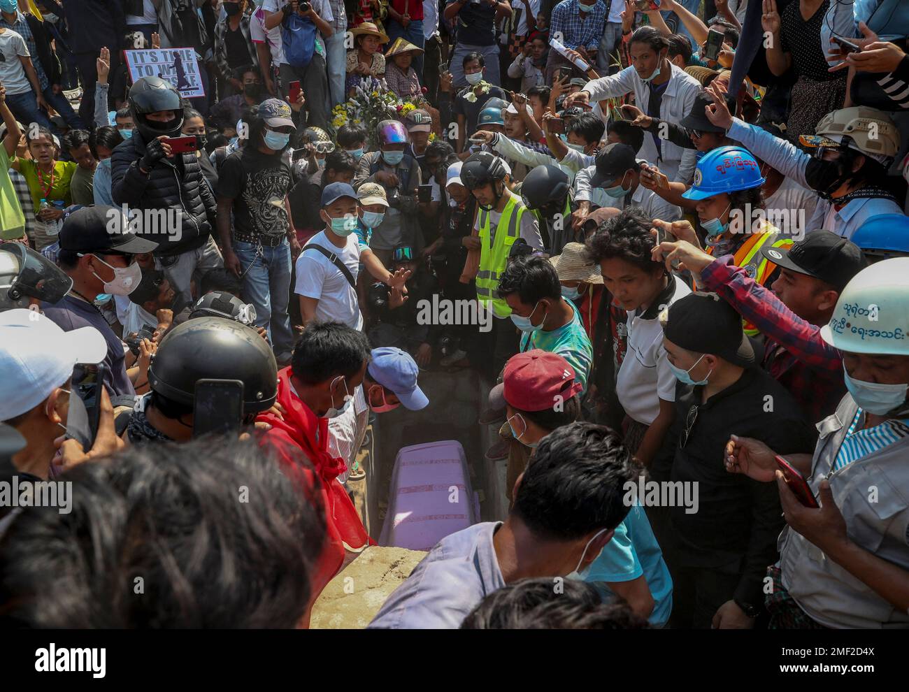 Hundreds of people gather for the burial of Kyal Sin in Mandalay ...