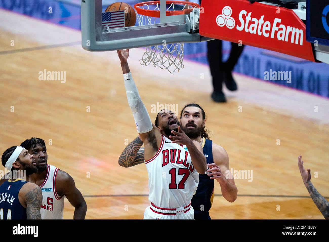 Chicago Bulls guard Garrett Temple (17) drives to the basket against ...