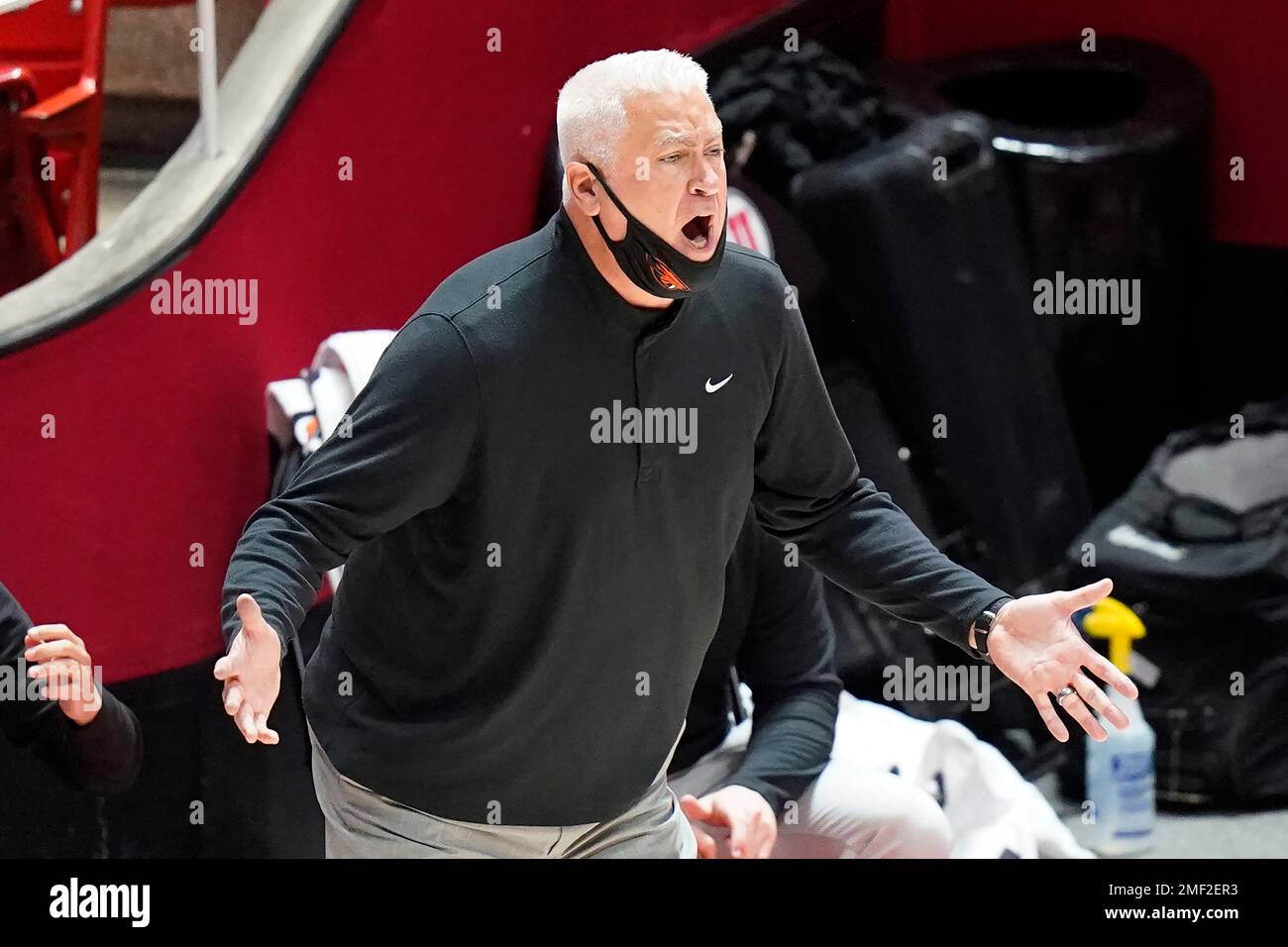 Oregon State coach Wayne Tinkle shouts to the team during the second ...