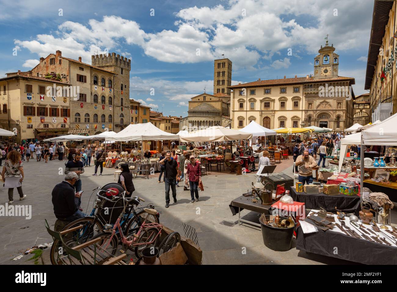 People shopping at Arezzo's monthly antique market (Fiera Antiquaria ...
