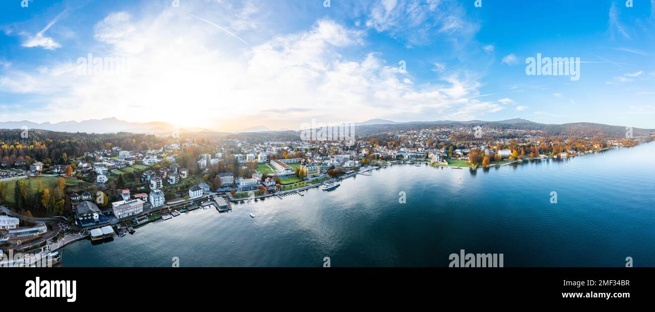 Velden village view at the beautiful lake Wörthersee in Carinthia ...