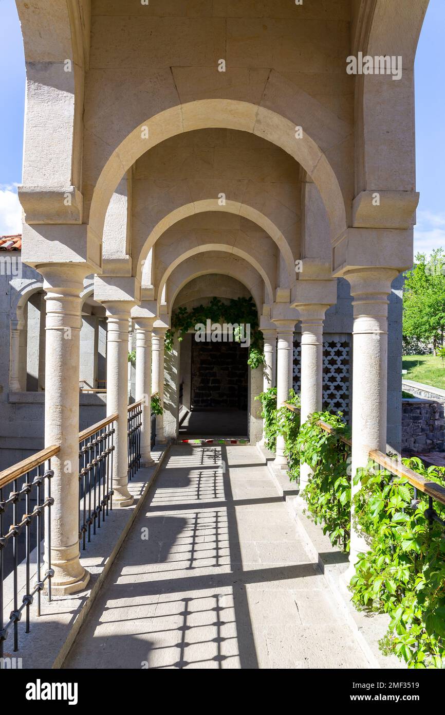 Courtyard walkway hi-res stock photography and images - Alamy