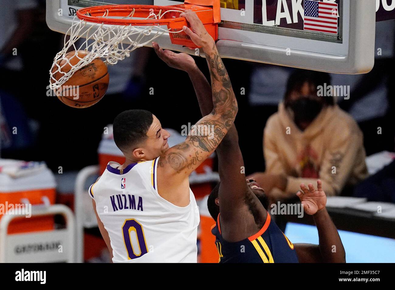 Los Angeles Lakers forward Kyle Kuzma, left, dunks as Golden State ...