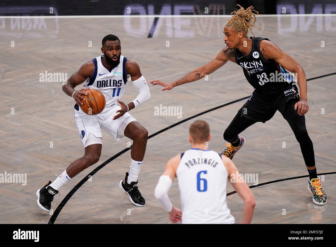 Dallas Mavericks forward Tim Hardaway Jr. (11) looks to pass against ...