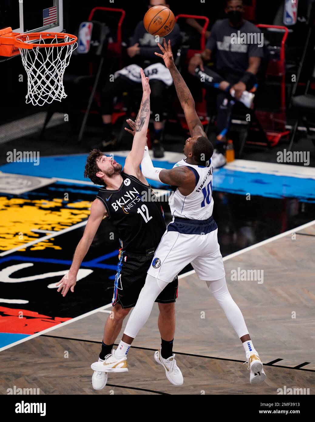 Dallas Mavericks forward Dorian Finney-Smith (10) shoots against ...