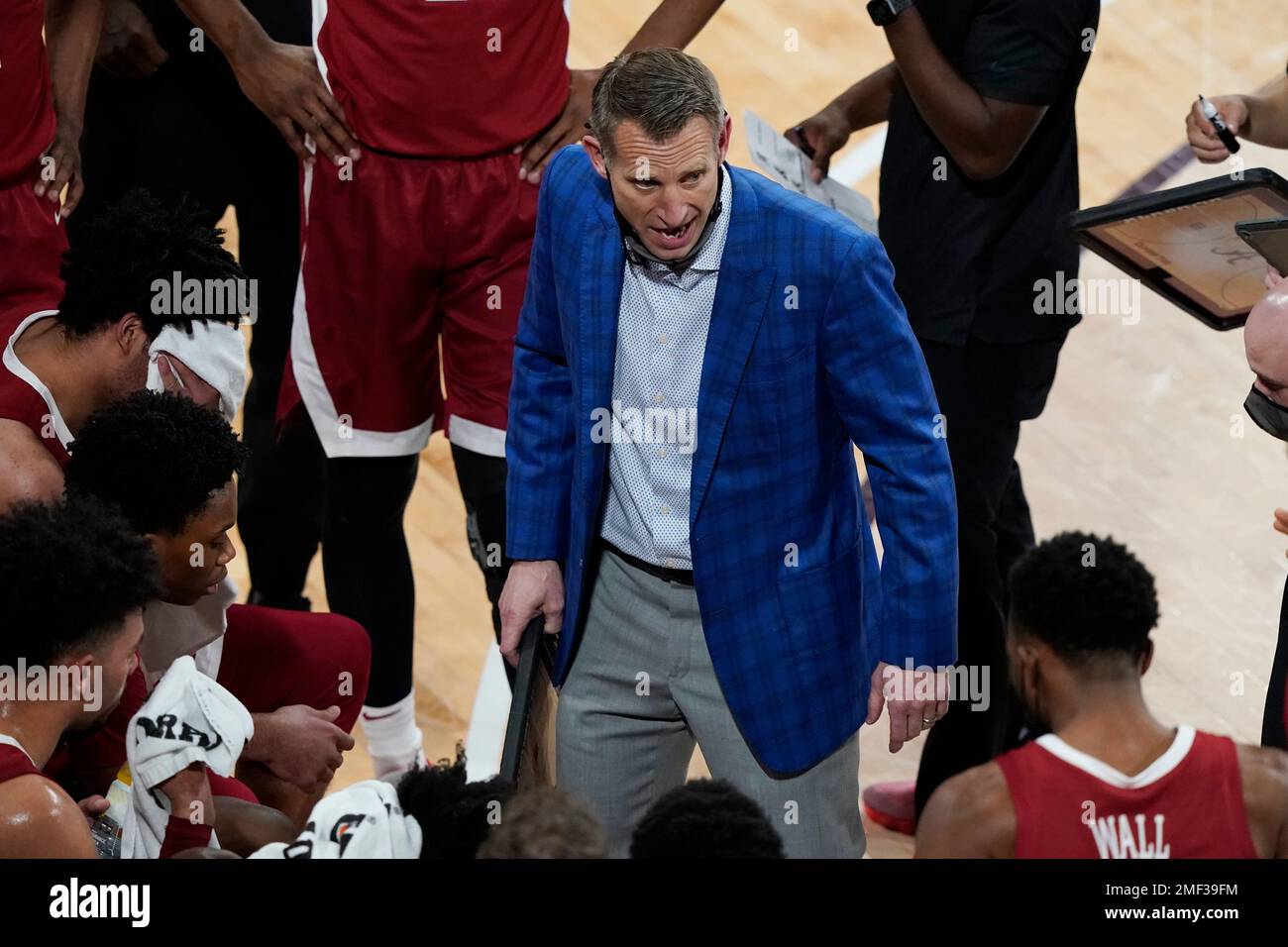 Alabama head coach Nate Oates speaks to his players during a time out ...