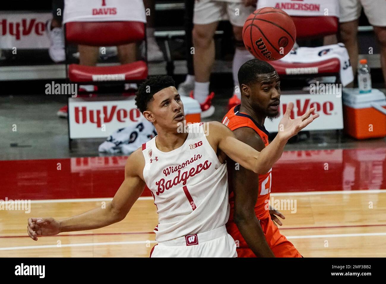 Wisconsin's Jonathan Davis and Illinois's Kofi Cockburn go after a ...