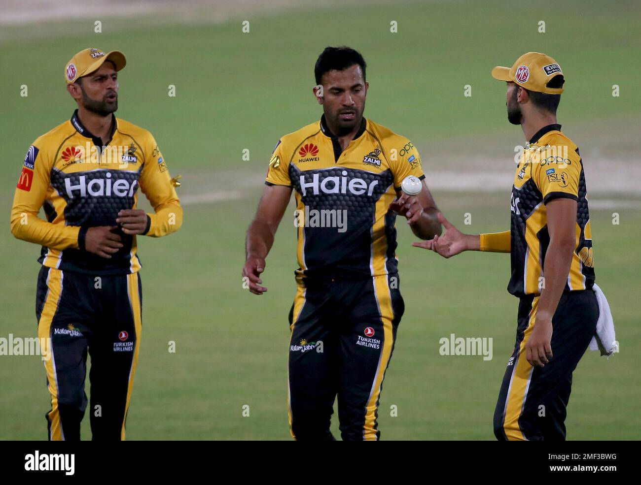 Peshawar Zalmi' Wahab Riaz, center, talks to teammates Shoaib Malik ...
