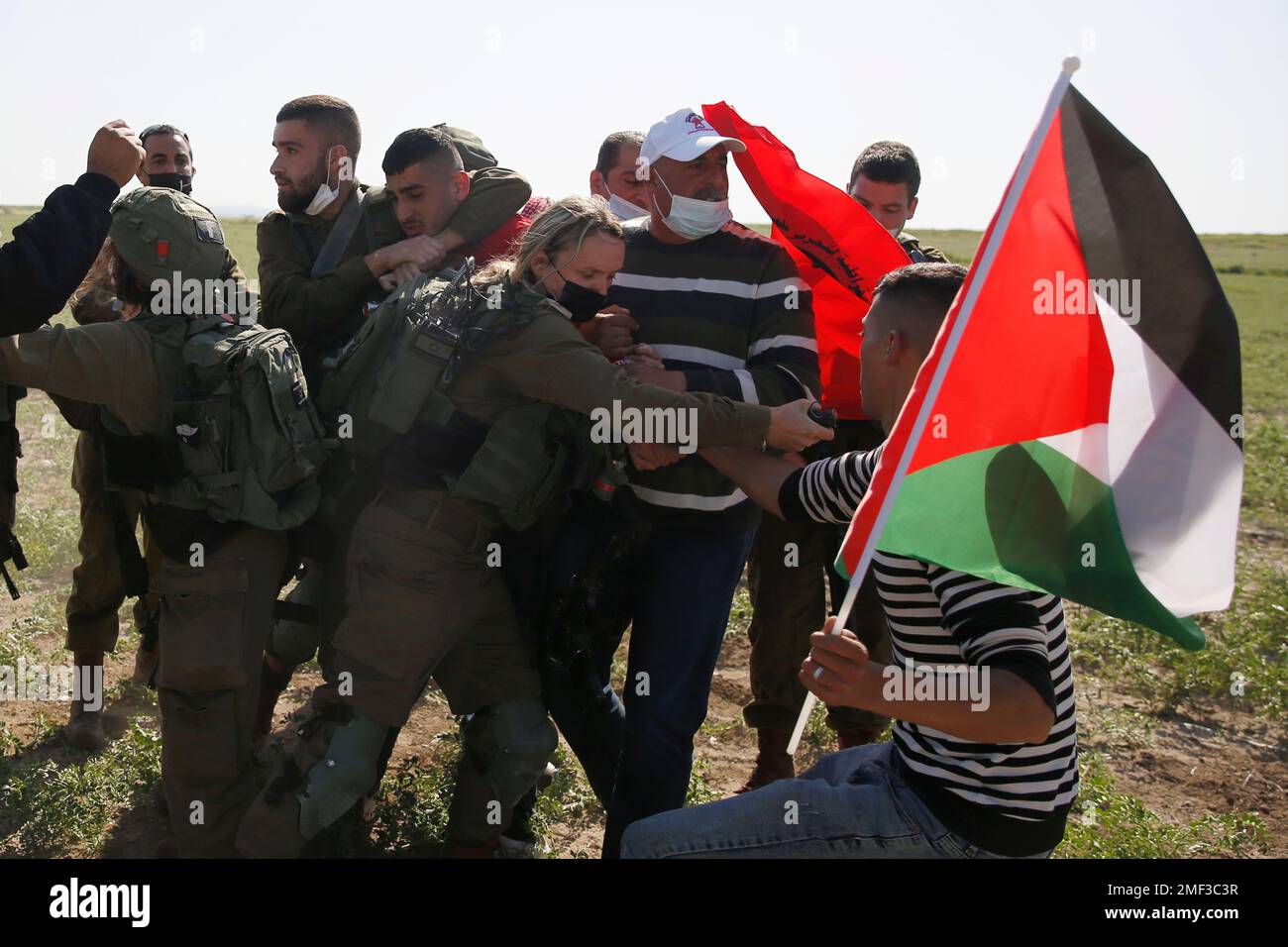 Palestinian protesters scuffles with Israeli soldiers during a protest ...