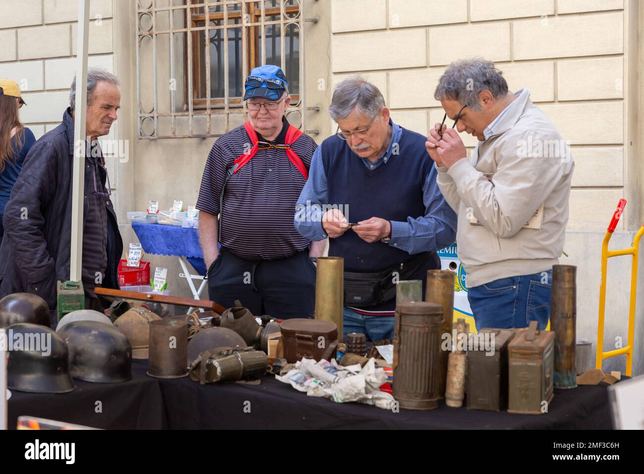 Men shopping at the monthly antique market (Fiera Antiquaria) in Arezzo ...
