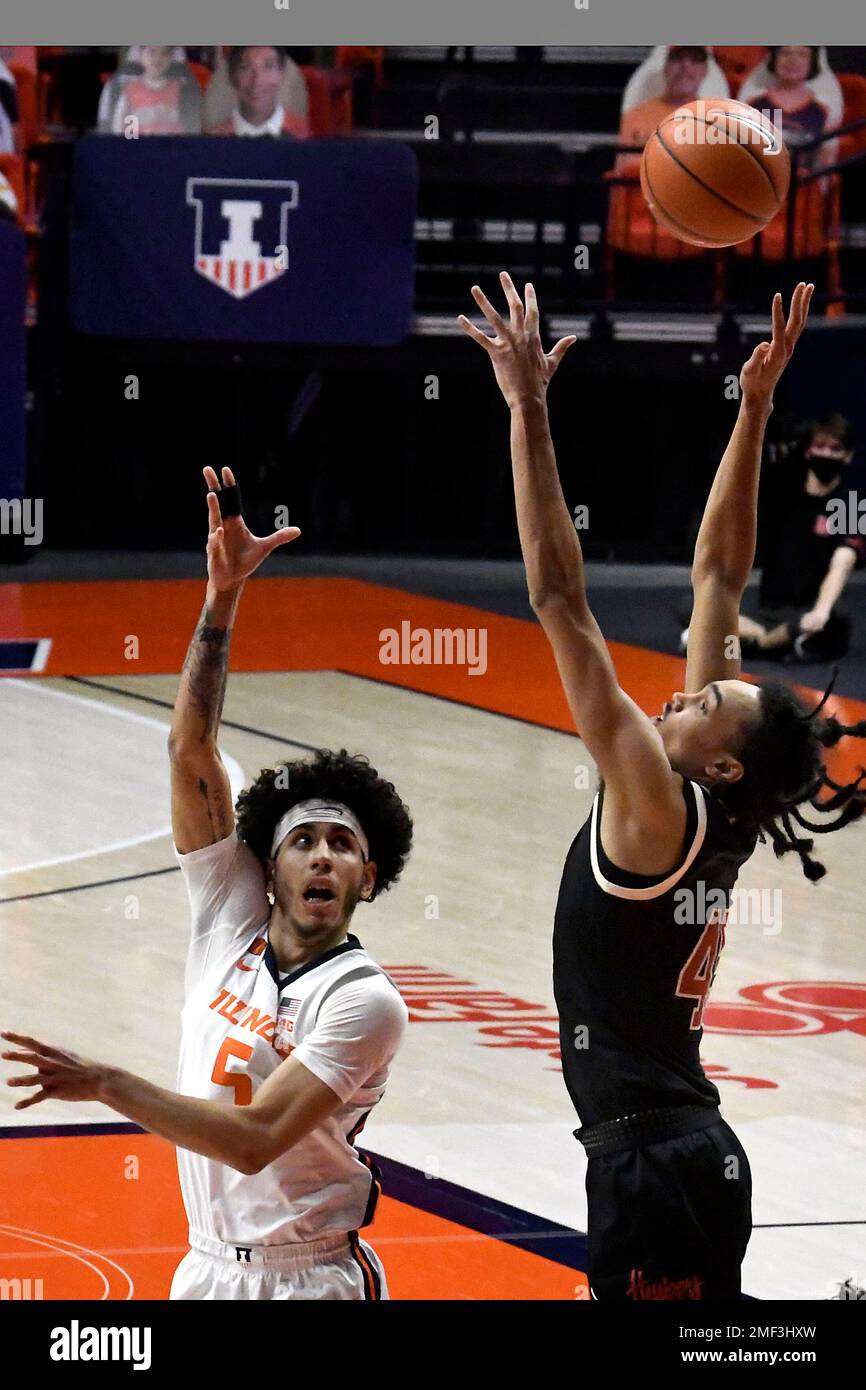 Illinois guard Andre Curbelo (5) passes the ball through the hands of ...