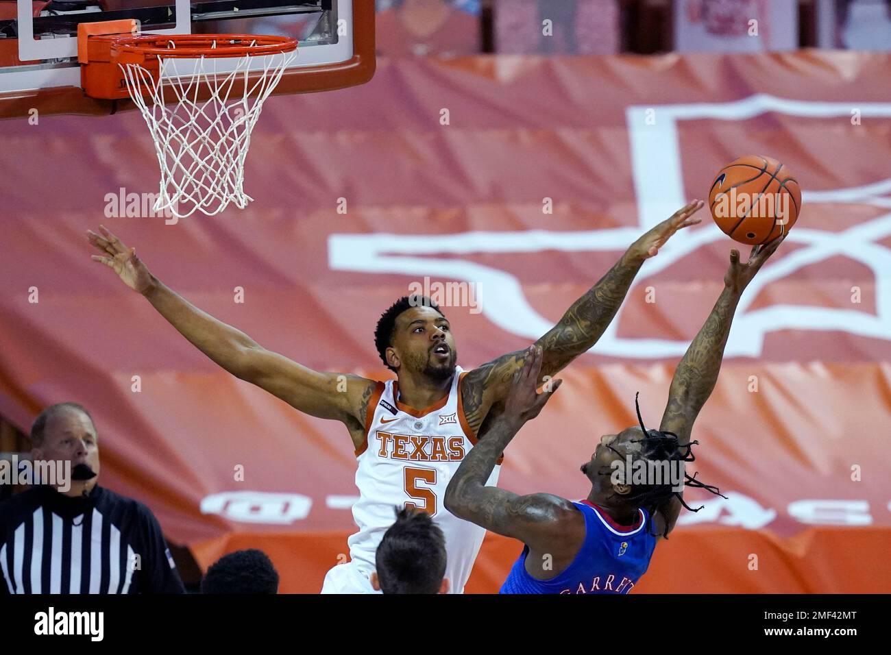 Texas forward Royce Hamm Jr. (5) tries to block a shot by Kansas guard ...