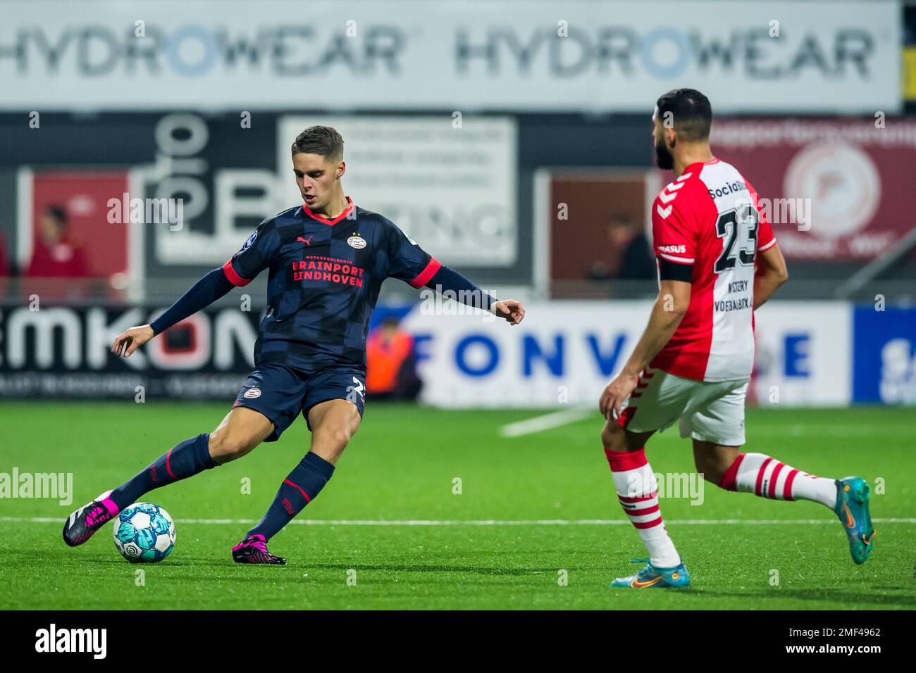EMMEN - (lr) Joey Veerman of PSV Eindhoven, Ahmed El Messaoudi of FC ...