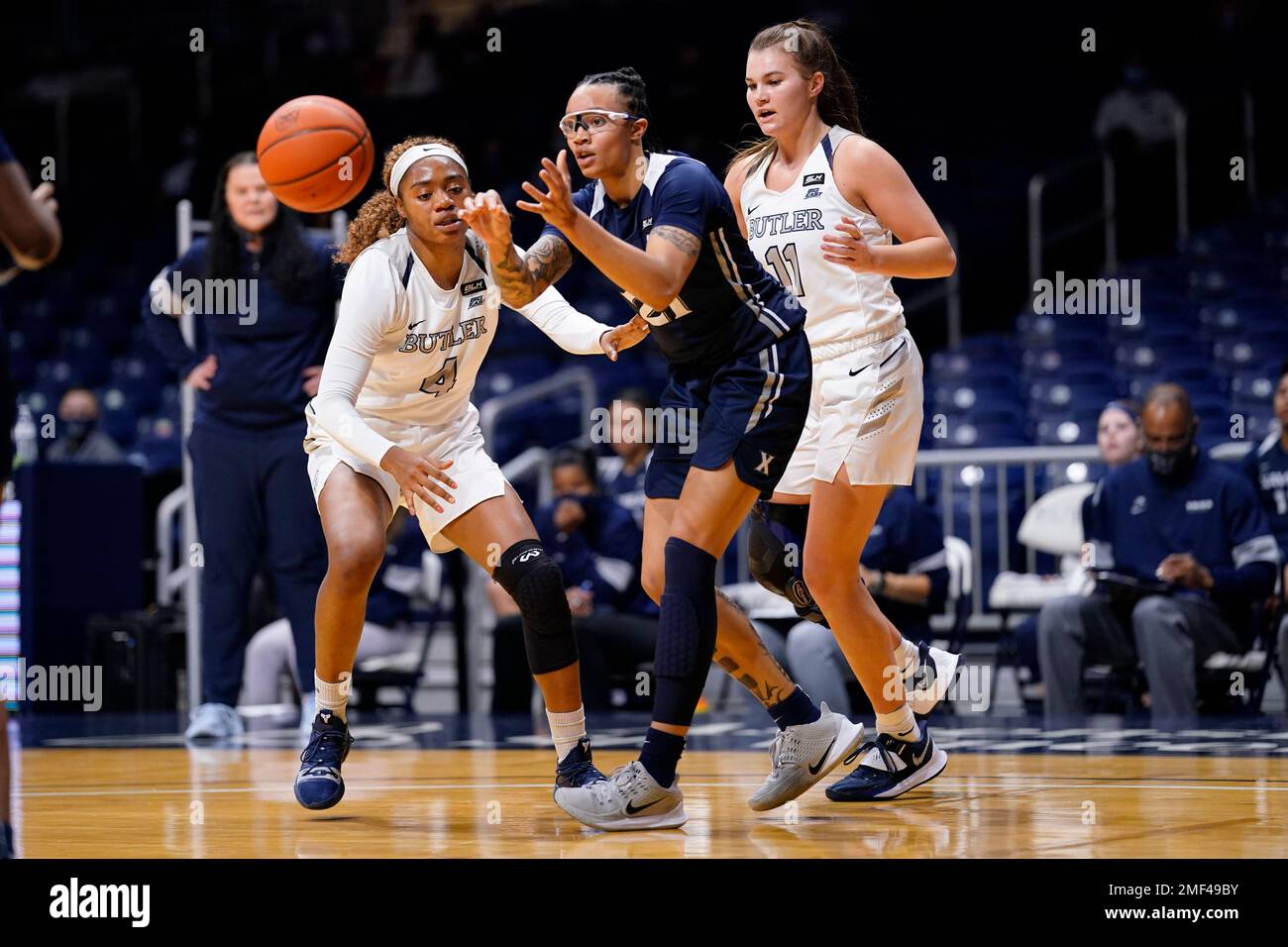 Xavier forward A'Riana Gray (21) passes in front of Butler guard Okako ...