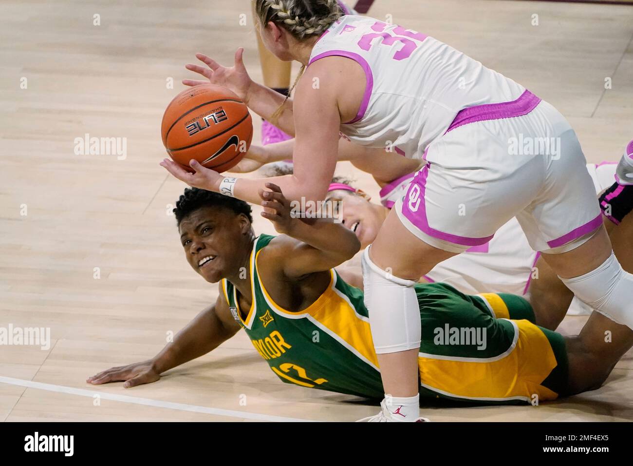 Baylor guard Moon Ursin (12) and Oklahoma guard Skylar Vann, center ...