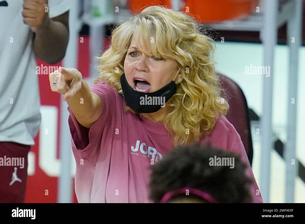Oklahoma head coach Sherri Coale gestures in the second half of an NCAA ...