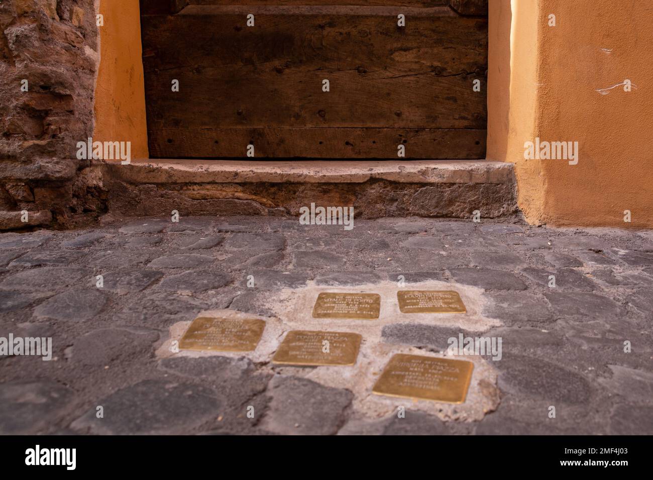 Via della reginella rome hi-res stock photography and images - Alamy