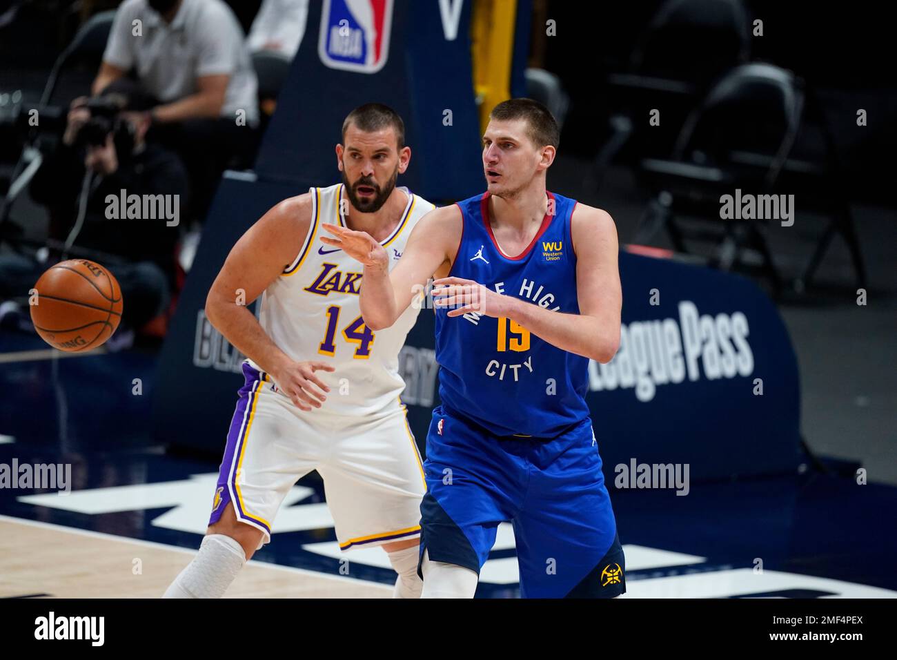 Denver Nuggets center Nikola Jokic (15) and Los Angeles Lakers center ...