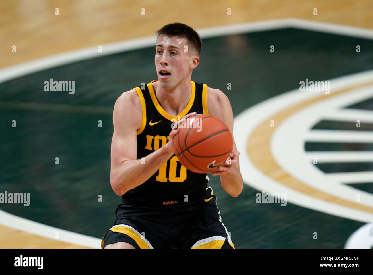 Iowa guard Joe Wieskamp (10) plays against Michigan State in the first ...