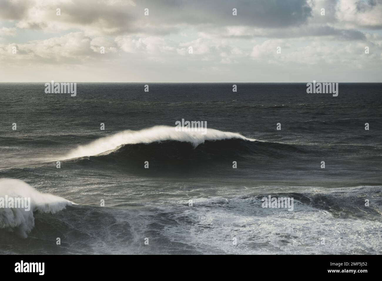 Praia do norte nazare hi-res stock photography and images - Alamy