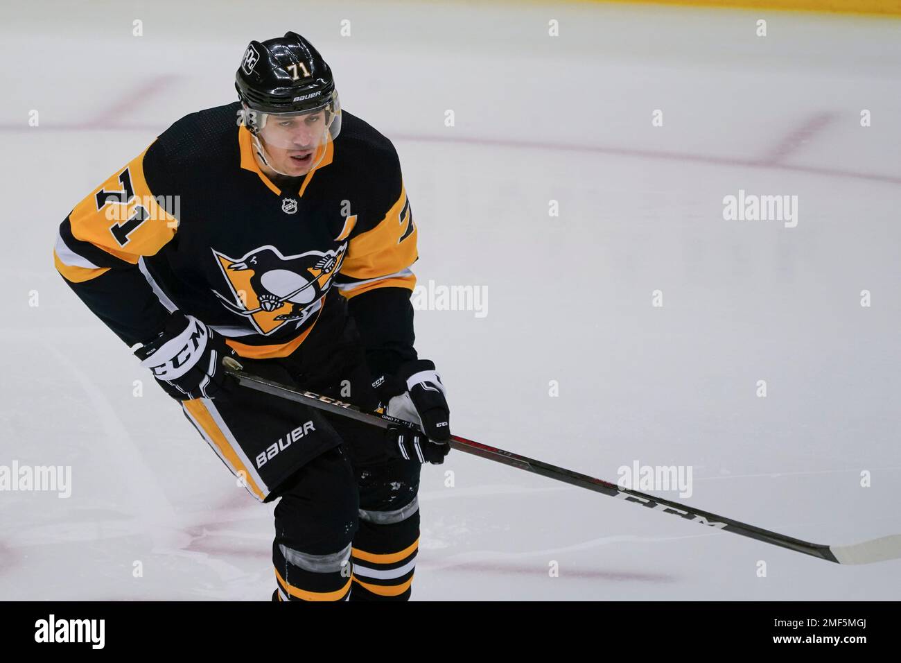 Pittsburgh Penguins' Evgeni Malkin (71) warms up before an NHL hockey ...