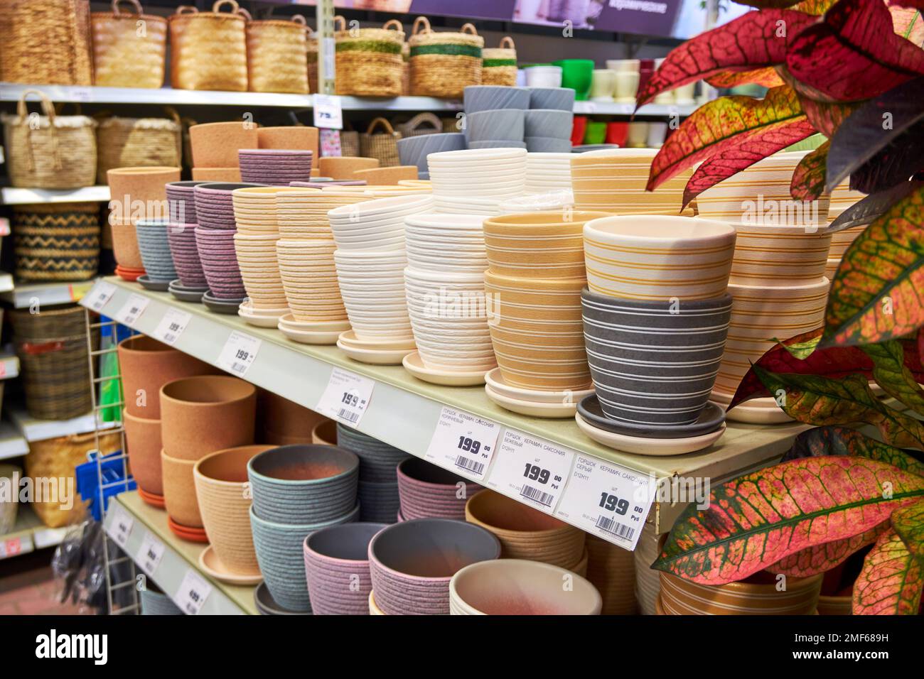 Empty ceramic flower pots in a plant shop Stock Photo - Alamy