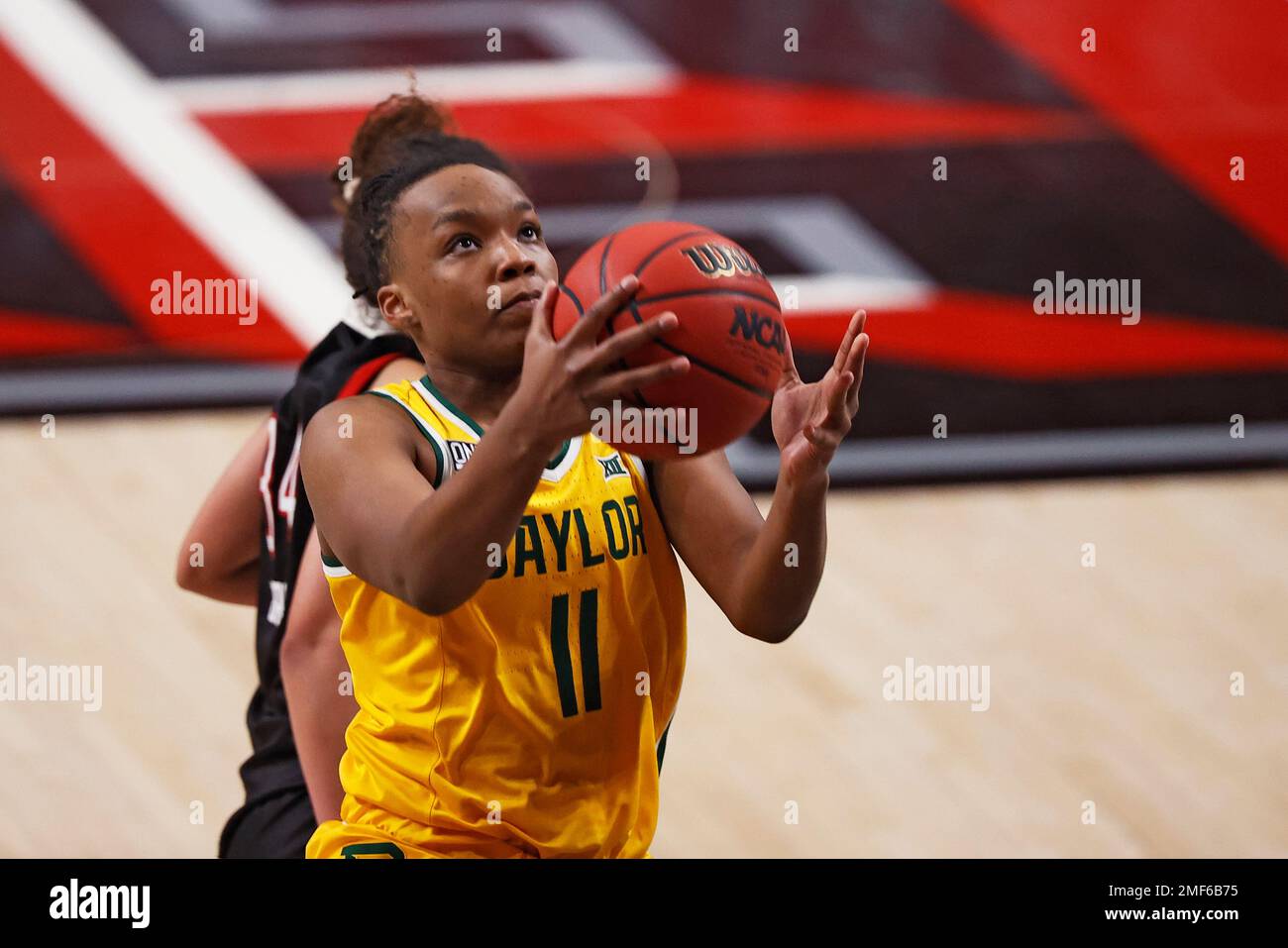 Baylor's Jordyn Oliver (11) lays the ball up during the second half of ...
