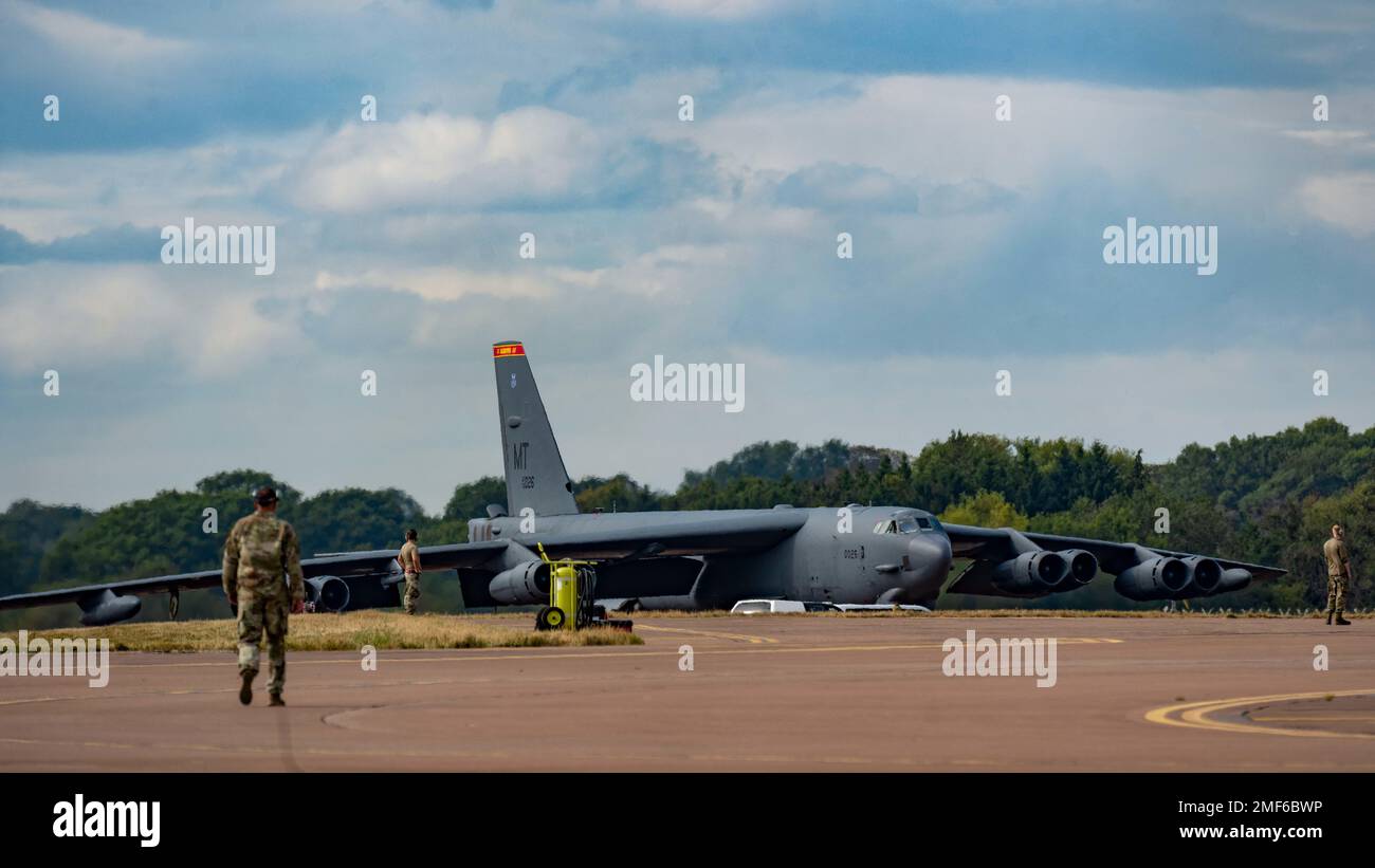 B 52h taxis stratofortress hi-res stock photography and images - Alamy