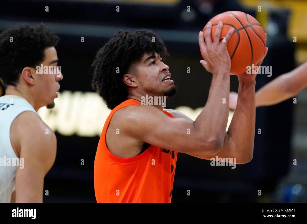 Oregon State guard Ethan Thompson, right, drives to the rim past ...