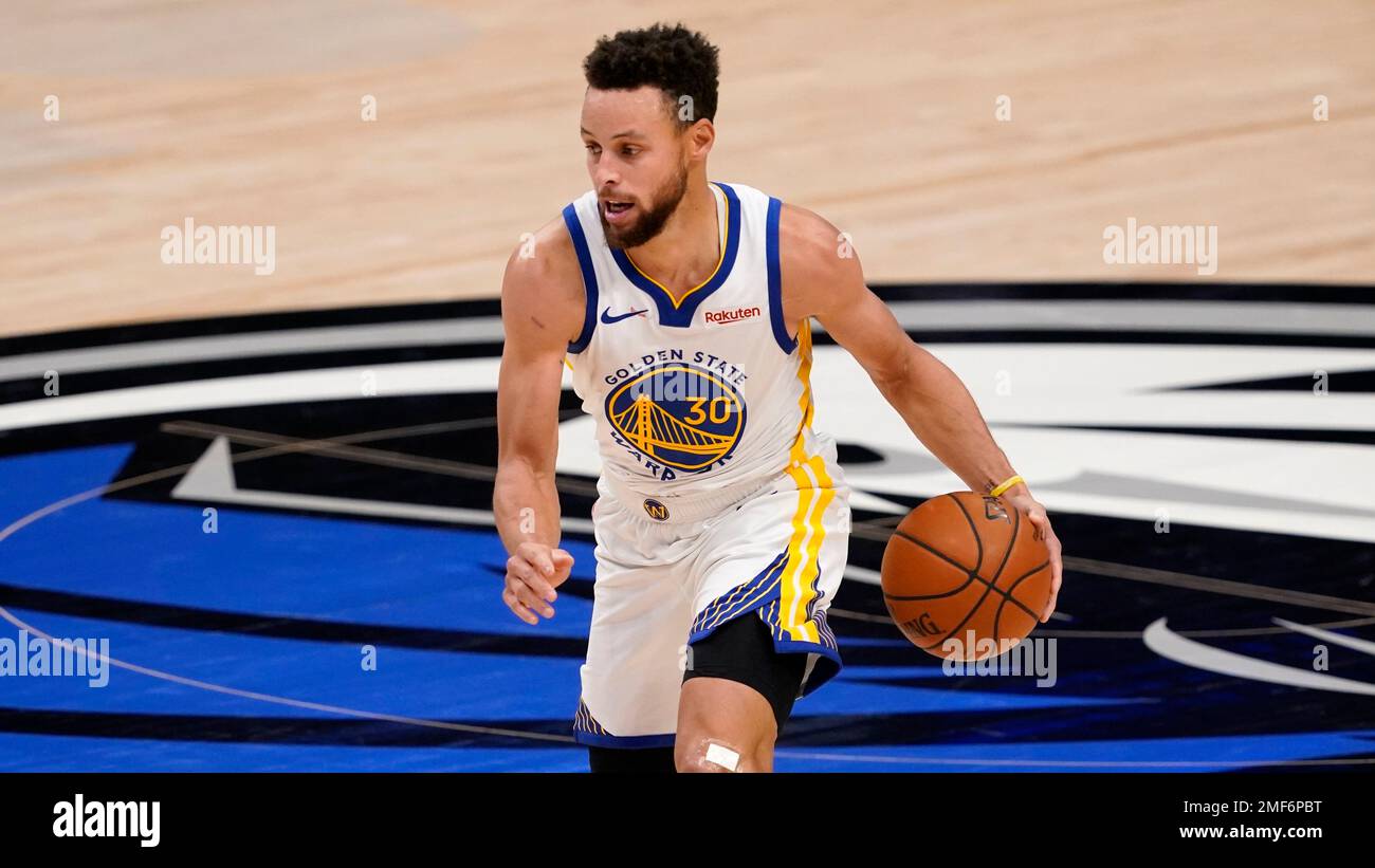 Golden State Warriors' Stephen Curry (30) advances the ball up court ...