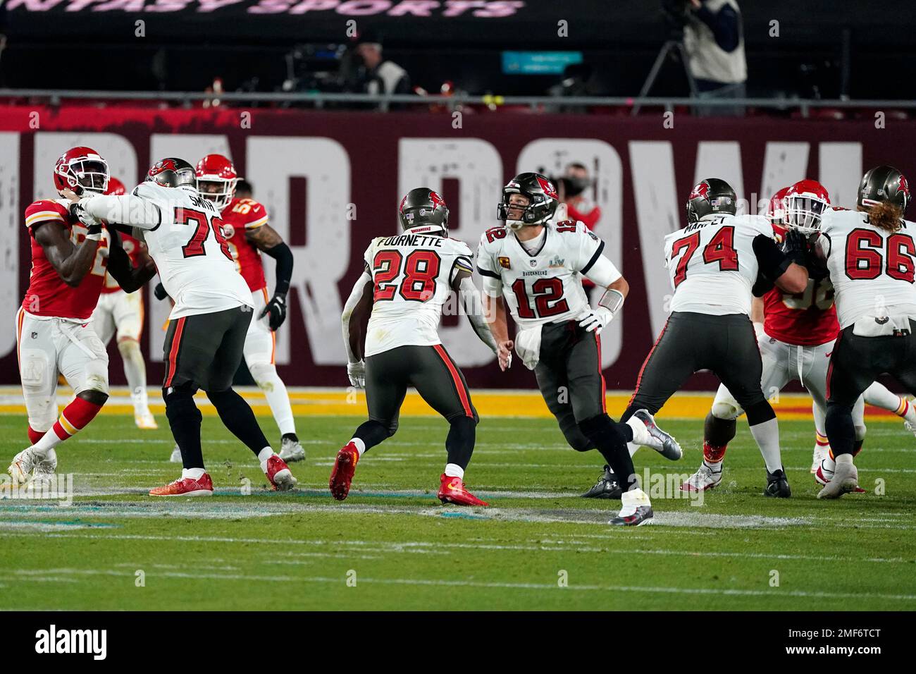 Tampa Bay Buccaneers QB Tom Brady (12) looks for a high snap against ...