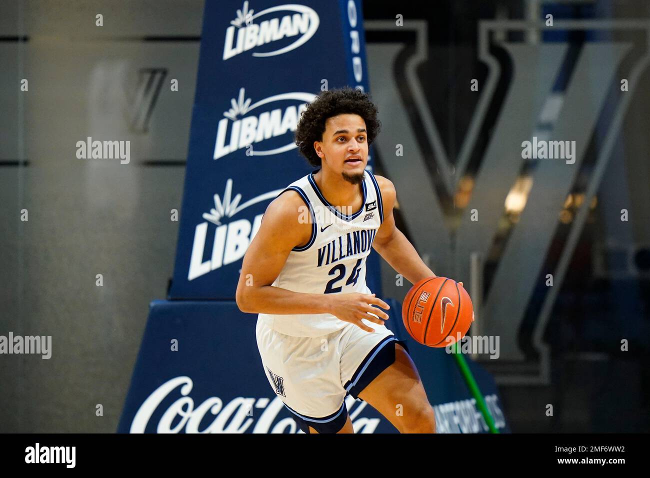 Villanova's Jeremiah Robinson-Earl plays during an NCAA college ...